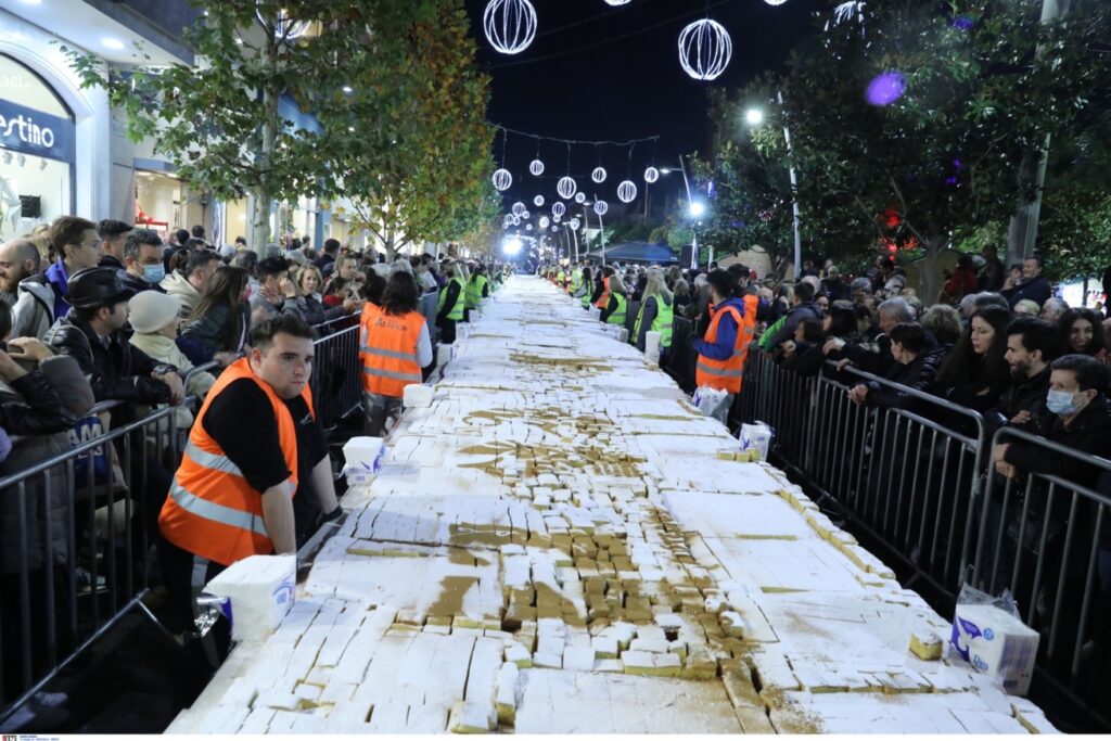 Η μεγαλύτερη βασιλόπιτα της Ελλάδας 9 τόνων, με 65.000 κομμάτια ...
