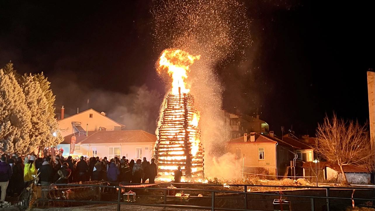 Το πιο γνωστό απ’ όλα τα χριστουγεννιάτικα έθιμα της Δυτικής Μακεδονίας ...