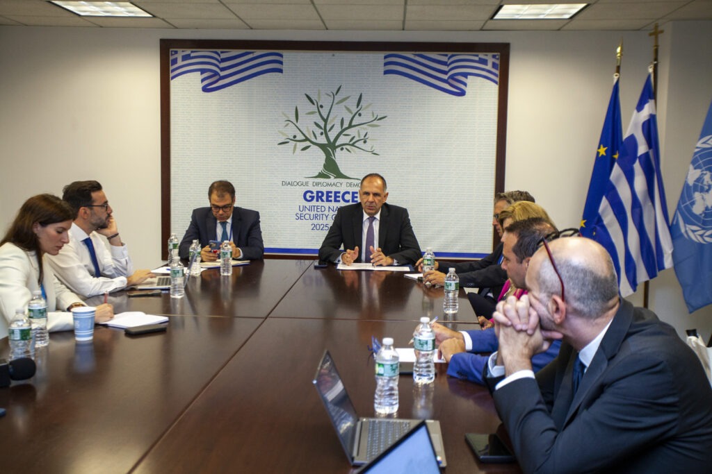 Ο υπουργός εξωτερικών Γ. Γεραπετρίτης ενημερώσε τους δημοσιογράφους για ...