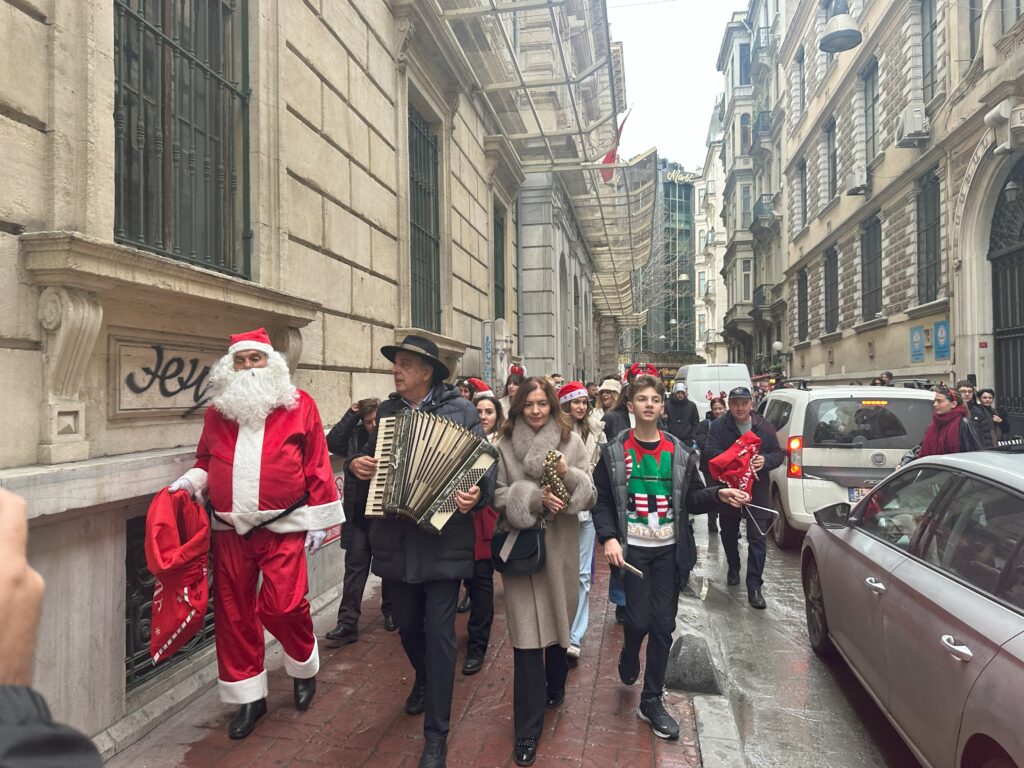 Τα κάλαντα των Χριστουγέννων στην Κωνσταντινούπολη (Video) | Hellenic DΝΑ